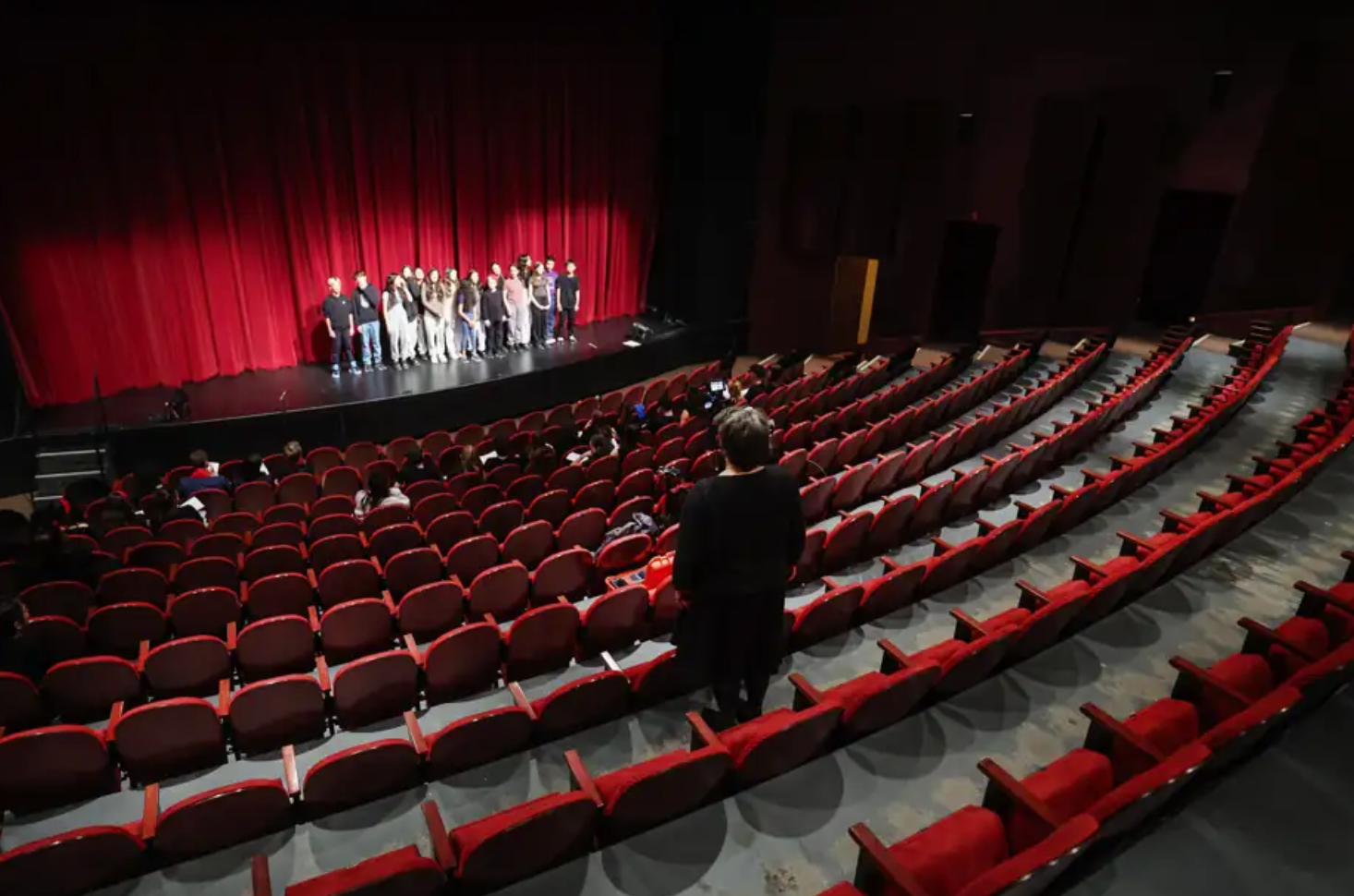 La Magie du Théâtre: des élèves du Collège de Montréal éblouissent la scène de la Maison Théâtre ...